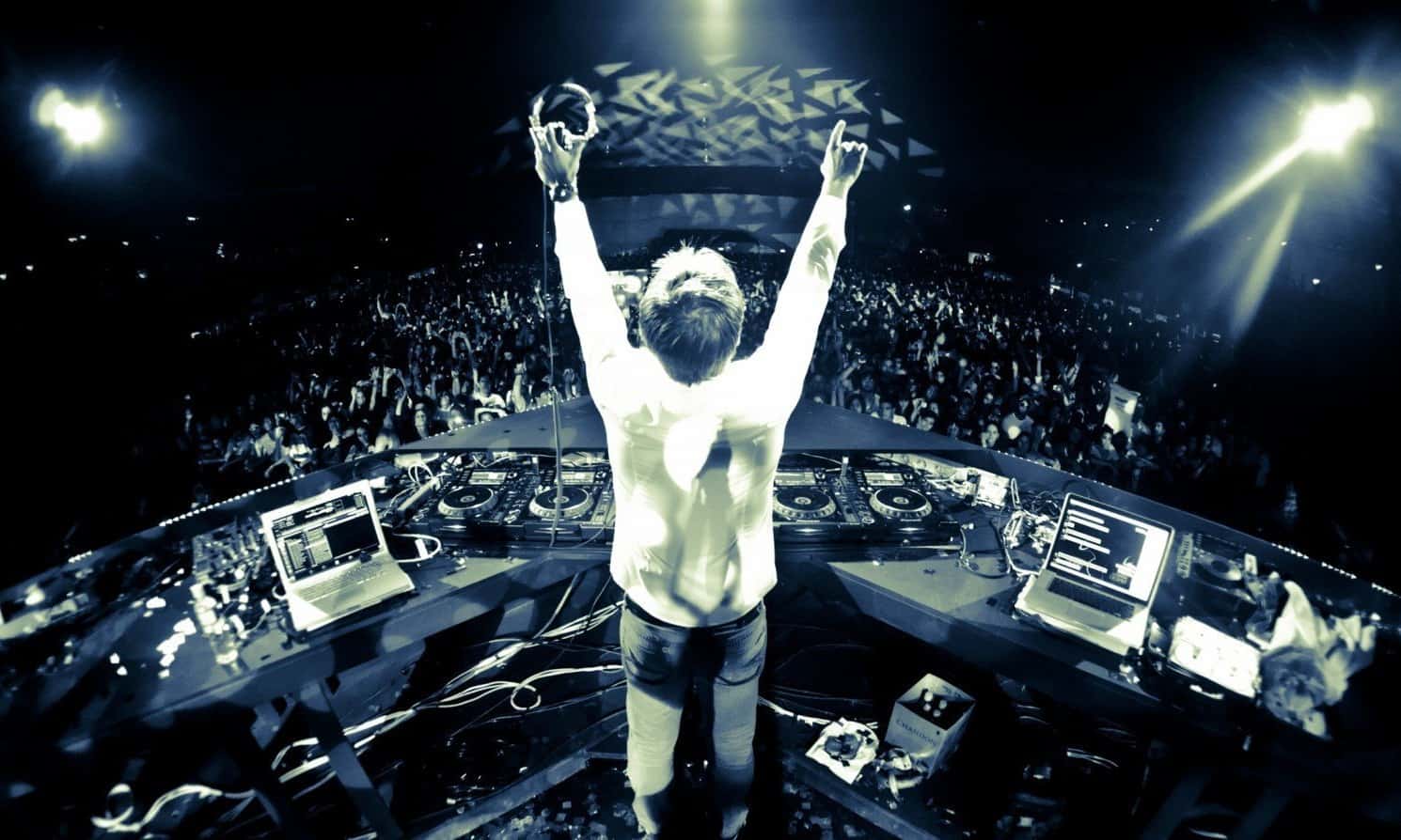 What does a DJ do? [FULL EXPLANATION] - How DJs mix