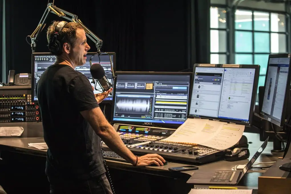 What does a DJ do? [FULL EXPLANATION] - How DJs mix