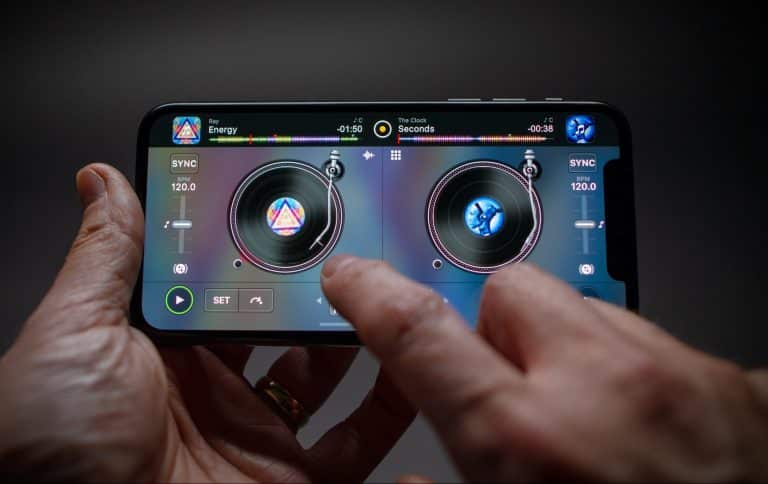 How to DJ with an iPhone? - Full iPhone DJing tutorial
